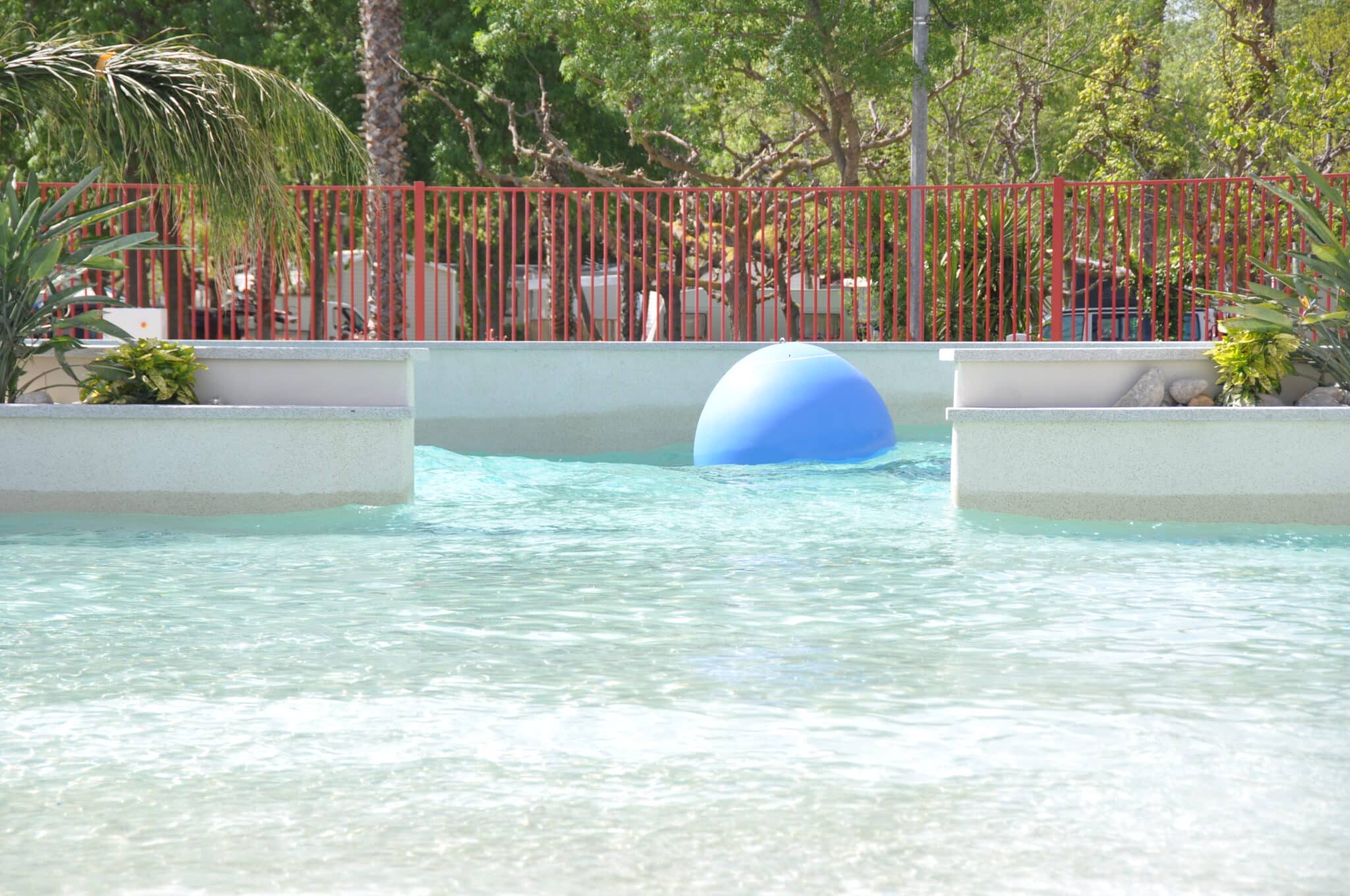 Waves in the pools this summer ! - Edsun : spécialiste toboggans