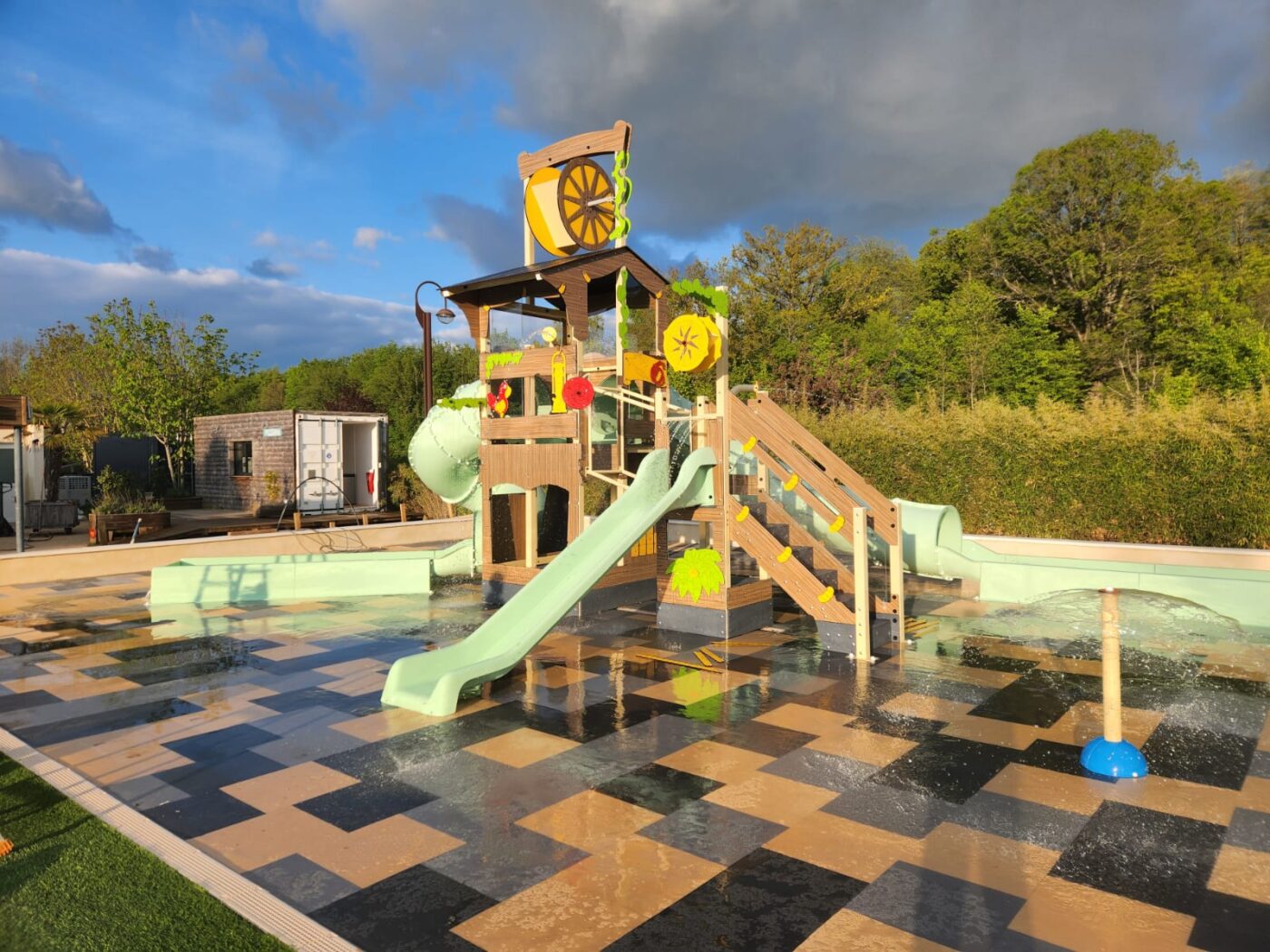 Notre réalisation Camping Yelloh Village en Champagne, Source du Lac ...